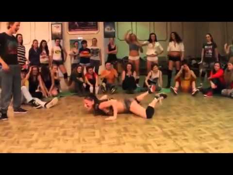 Seksi Kızlardan Muhteşem Twerk Dansı