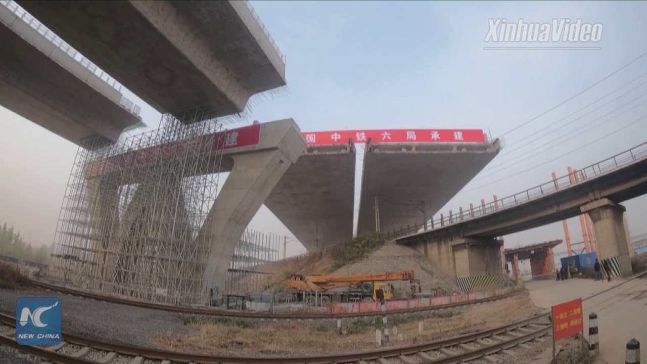 33,000 tonnes! Gigantic bridge rotates into place over busy railway ...
