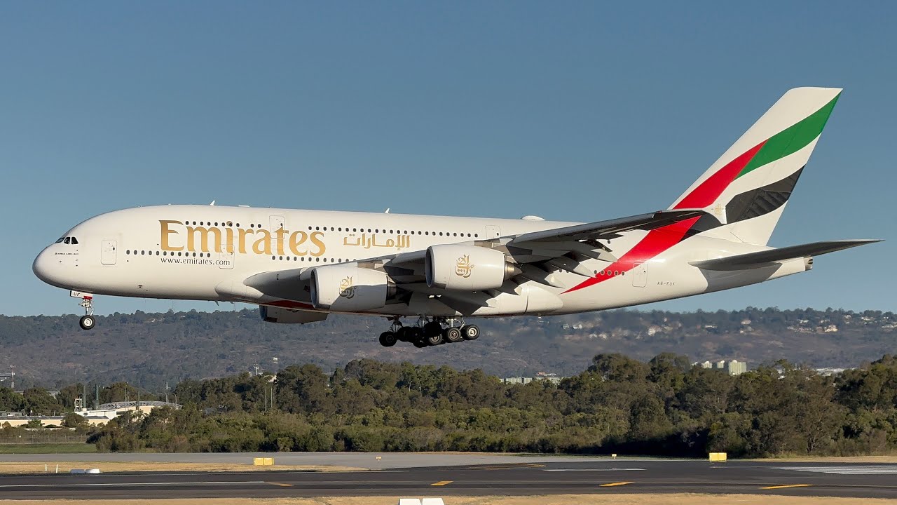 [4k/60fps] Emirates Airbus A380 Crosswind Landing at Perth Airport RWY ...