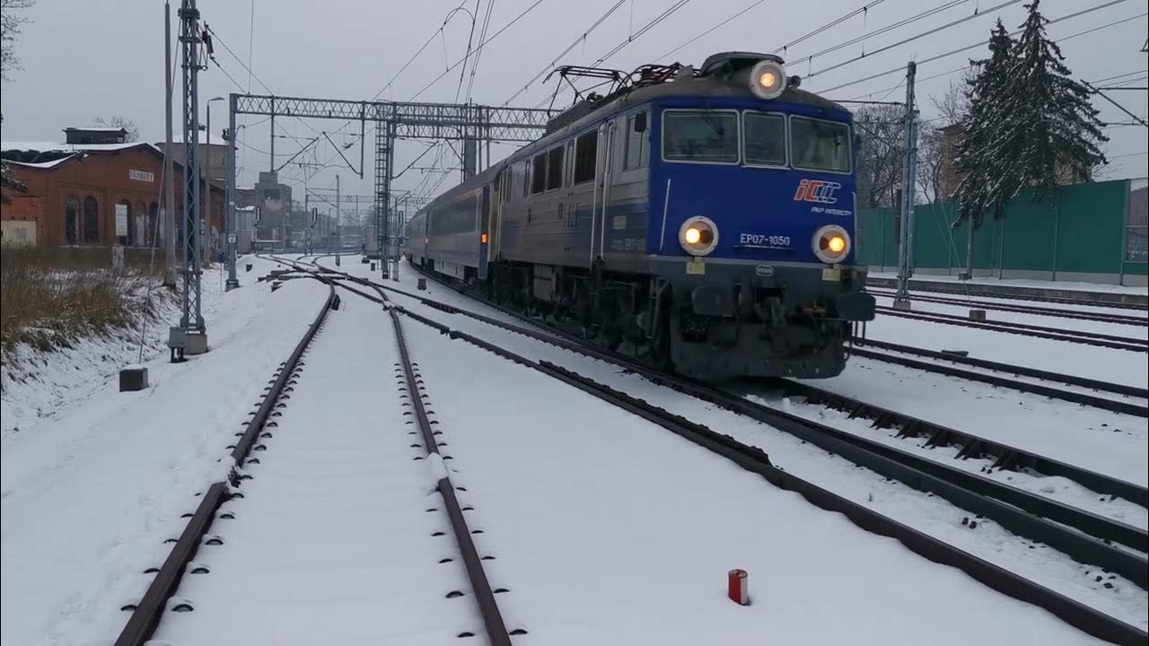 EP07-1050 z IC 58108 "Stańczyk" w zimowym klimacie na stacji Prabuty. - YouTube