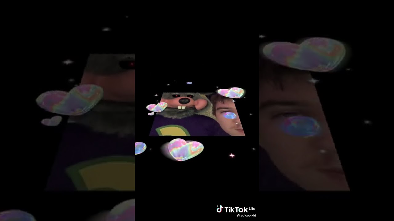 Chuck-E-Cheese eyes went red so spooky - YouTube