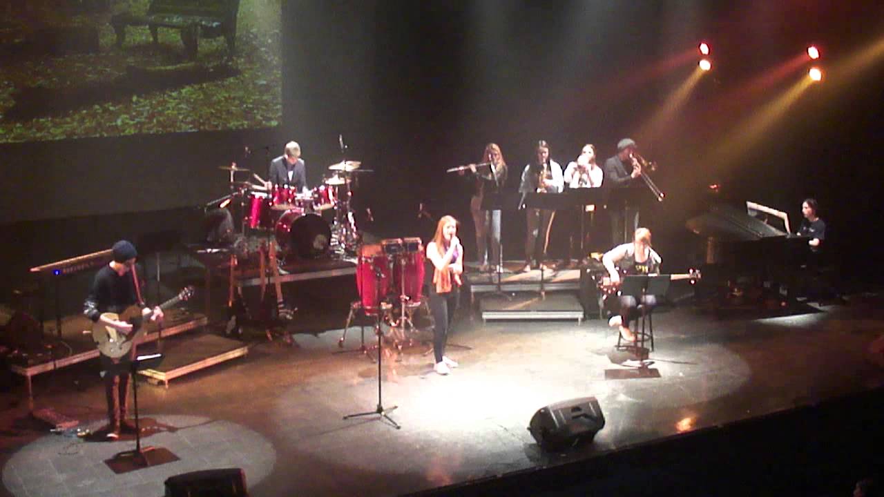 Sarah Bissonnette (Les feuilles mortes-Autumn Leaves) - YouTube