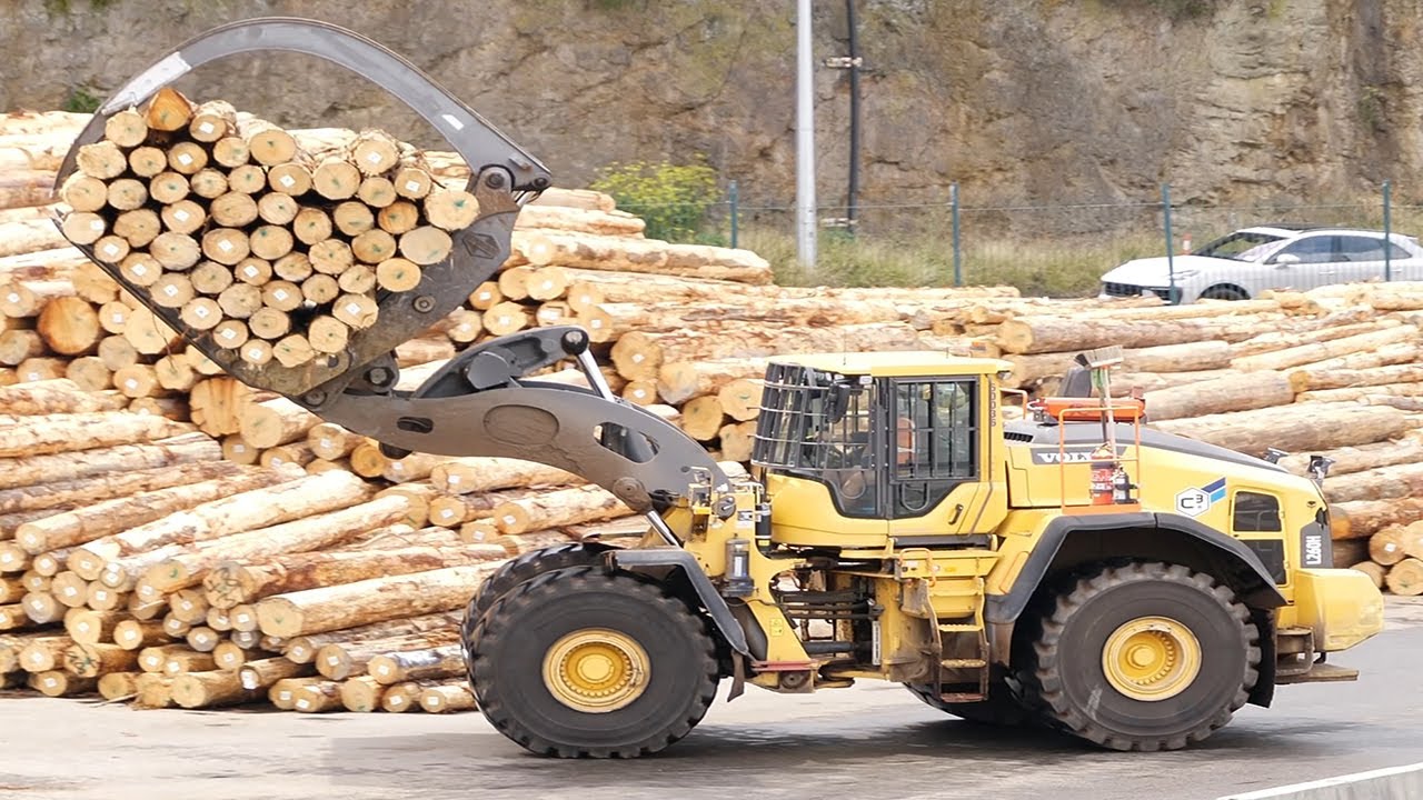 Volvo L260H Loader with Log Grabber Working in Lyttelton - YouTube