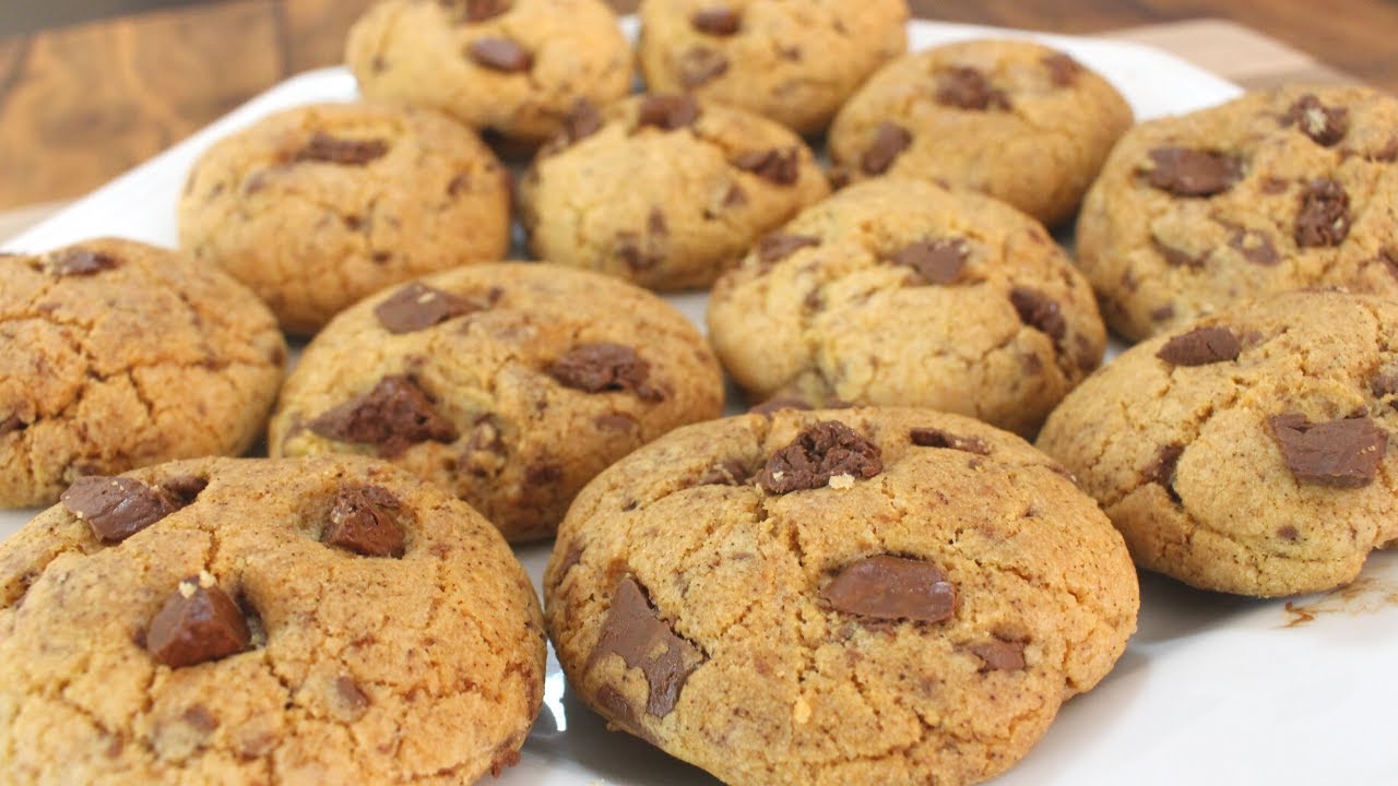 BISCOITO COOKIES COM GOTAS DE CHOCOLATE - Rápido, Fácil e Delicioso ...