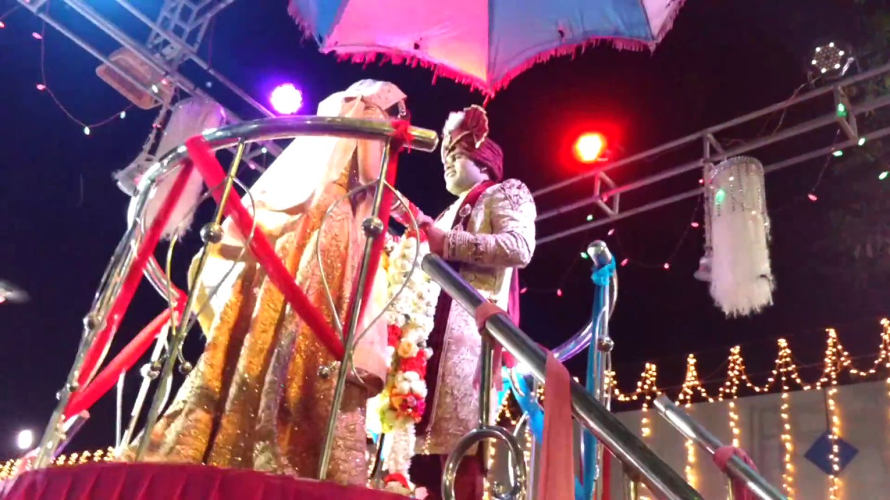 Best Indian Wedding Varmala Ceremony | Jaymal - YouTube