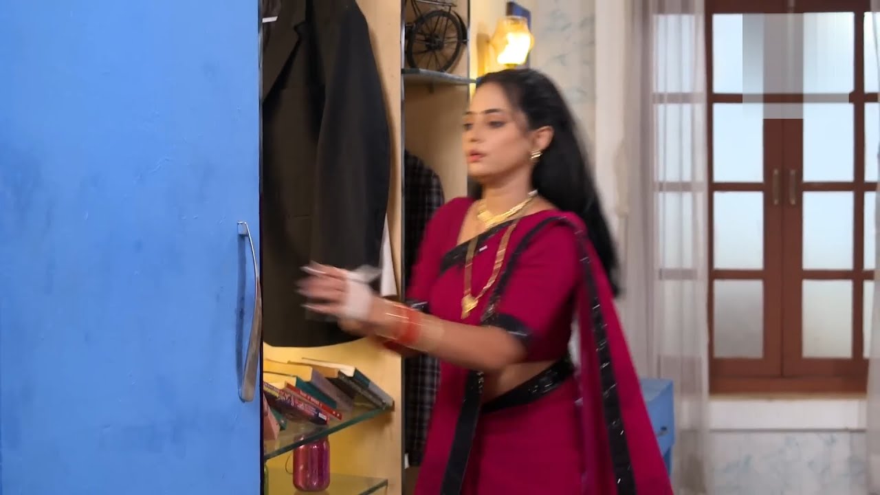Sima Mishra Hot Sexy Bend's Down & Shows Her Beside Blouse Boob View ...