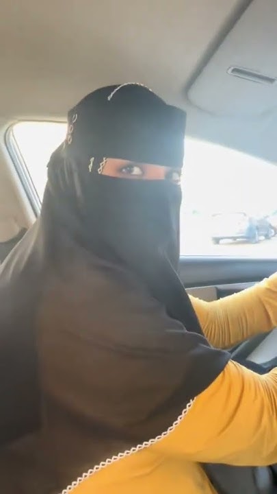 اضحك😂مع🤣محو🧛🏻بيعلم😂مراته🧕🏻سواقه العربيه🚗 غبيه جدآوجننته بجد هتموت من الضحك ادخل شوف الفيديو الان