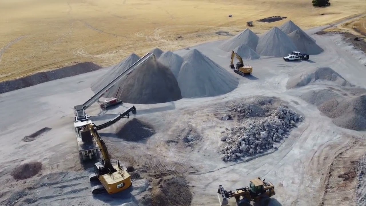 Mobile Crushing Metso 1213S - YouTube