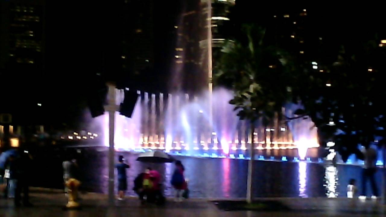The SURIA KLCC Lake Symphony WATER FOUNTAIN LIGHT SHOW 2013 - YouTube
