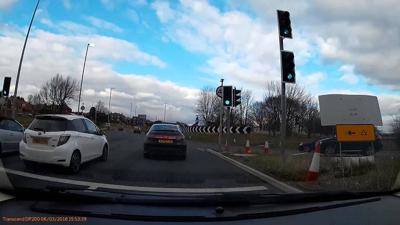 Vauxhall Vectra Runs 2 Red Lights - YouTube
