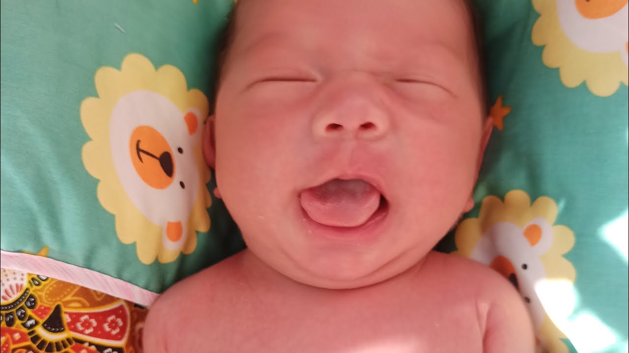 Adorable baby pooping reaction 😰 | Phanu 7-day old - YouTube