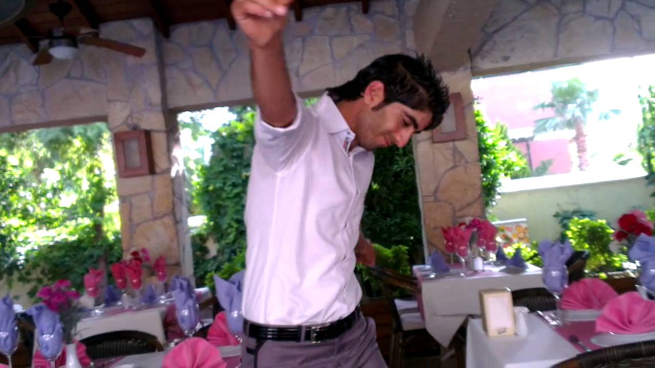 Crazy waiter Metin @ Melissa Garden, Kemer - YouTube