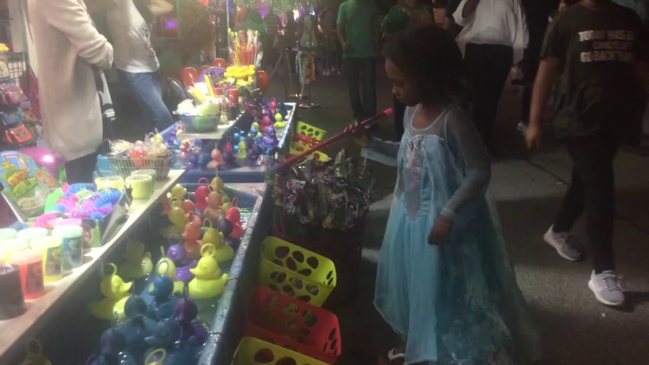 FROZEN Elsa fishing ducks - YouTube