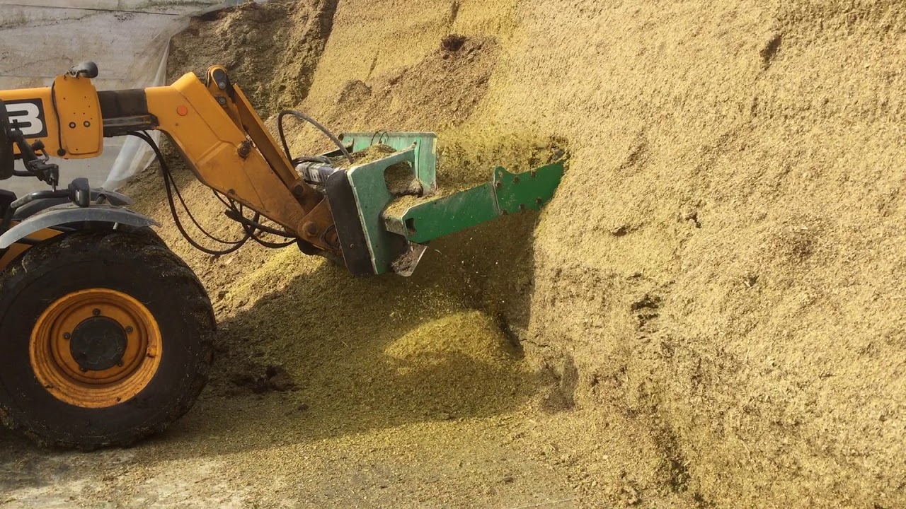 VDW Silage Defacer on Well compacted AD Plant Maize Silage - YouTube