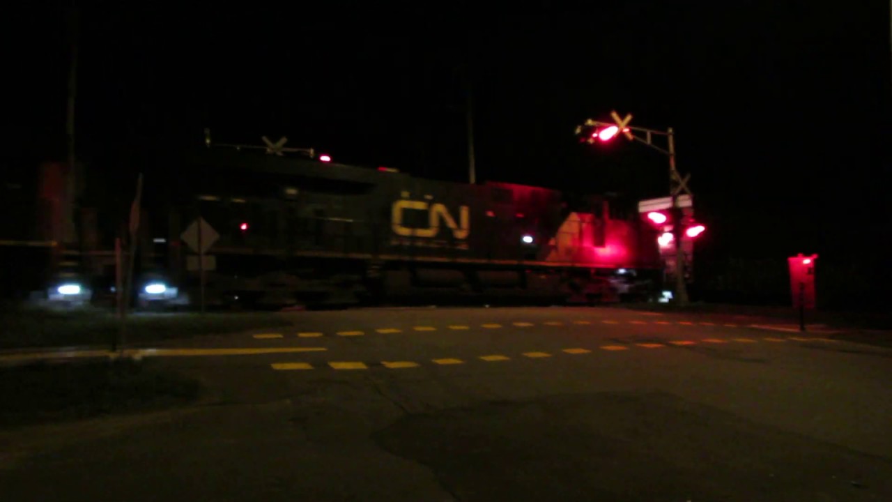 CN 588:NB avec CN 2300 & GECX 9497 a Desbiens/Qc septembre 2018 - YouTube