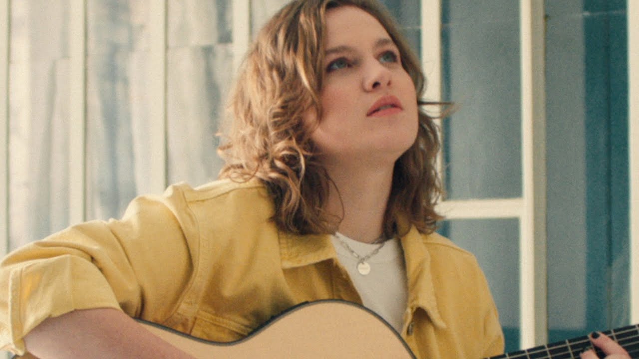 Emma Peters : Envoie moi une musique (clip officiel) - YouTube