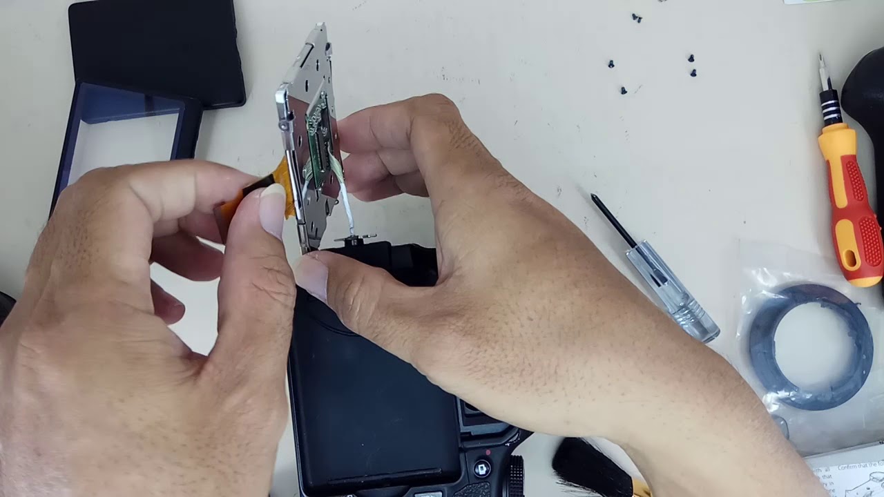 Cara mengganti LCD screen Canon 600D / 60D. LCD Vignette. - YouTube