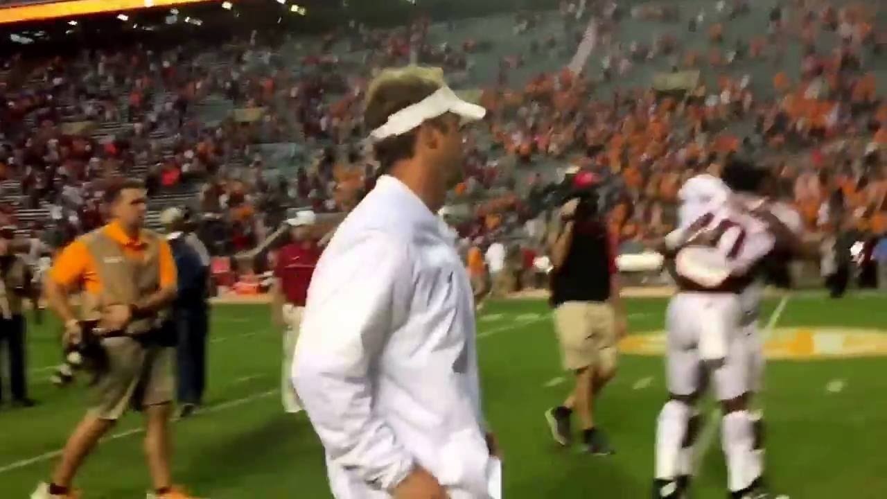 Lane Kiffin walks off the field and flips his visor to Tennessee fans ...