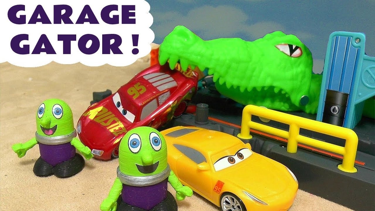 Cars Toys Lightning McQueen Gator Challenge - YouTube
