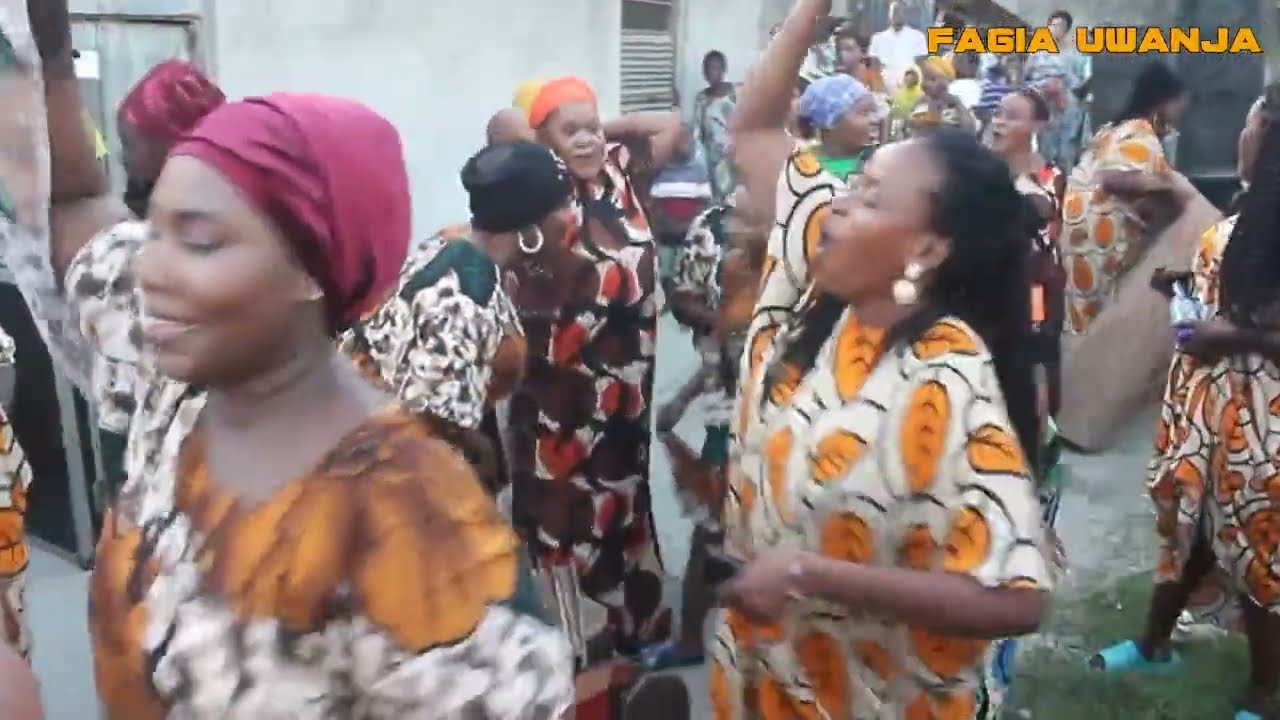 Chura wavua nguo nakukatika wakiwa uchi,Miuno,Shanga nje nje,kubambia ...