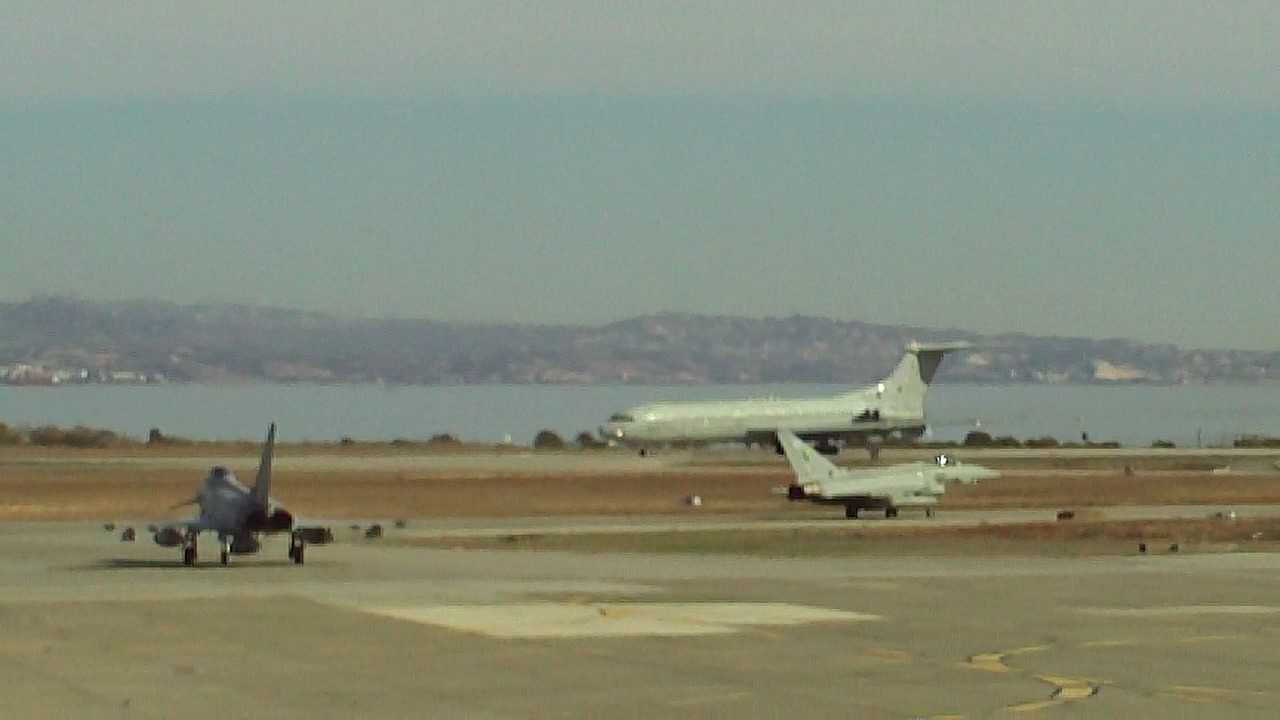 RAF VC10 Take-off at RAF Akrotiri, Cyprus - YouTube