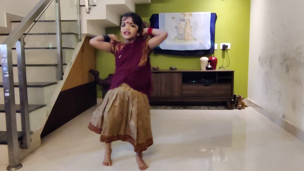 Aarohi Ranjith UKG (B) Malayalam Folk Dance - YouTube