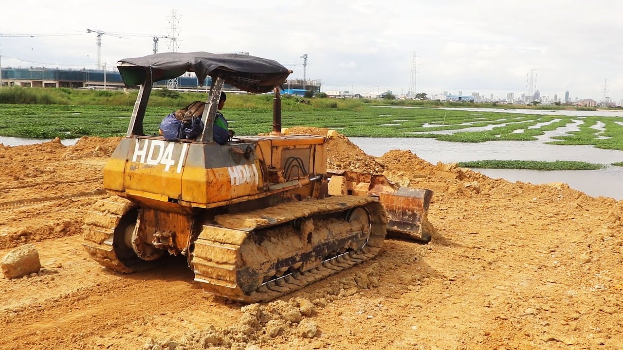 Great Heavy Equipment Operator skills Bulldozer Pushing Dirt - Best ...