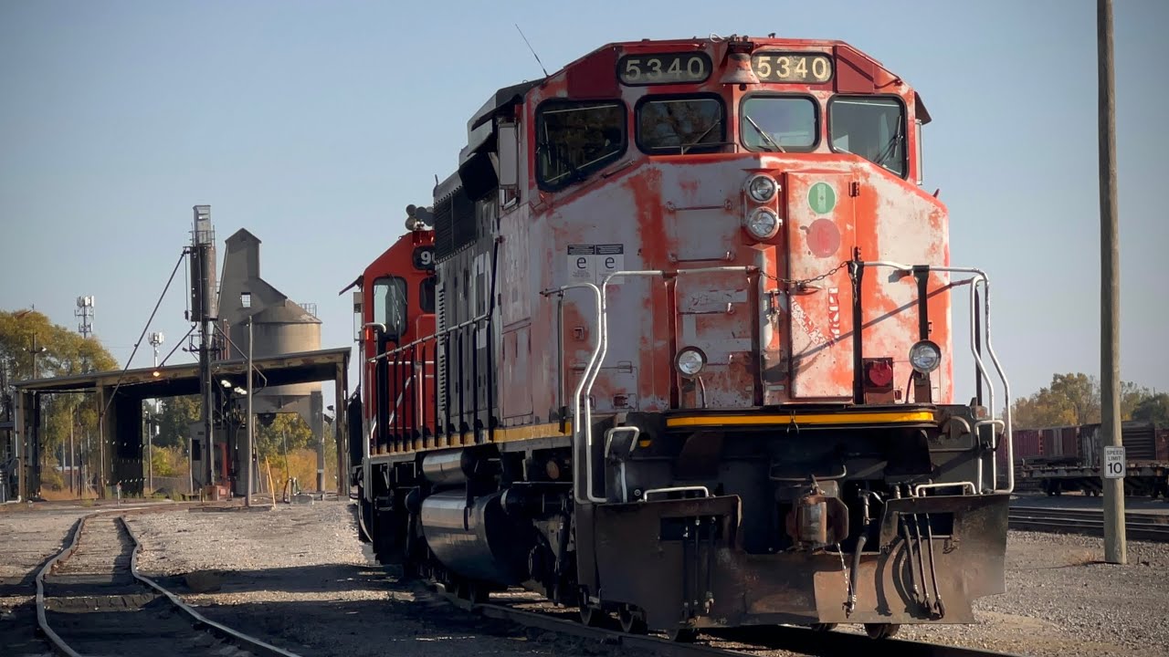 CN 5340 idle in Pontiac yard (sd40-2w) - YouTube