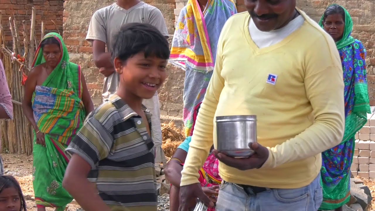 Indian Jadugar street Magician Odisha road side magic show - YouTube