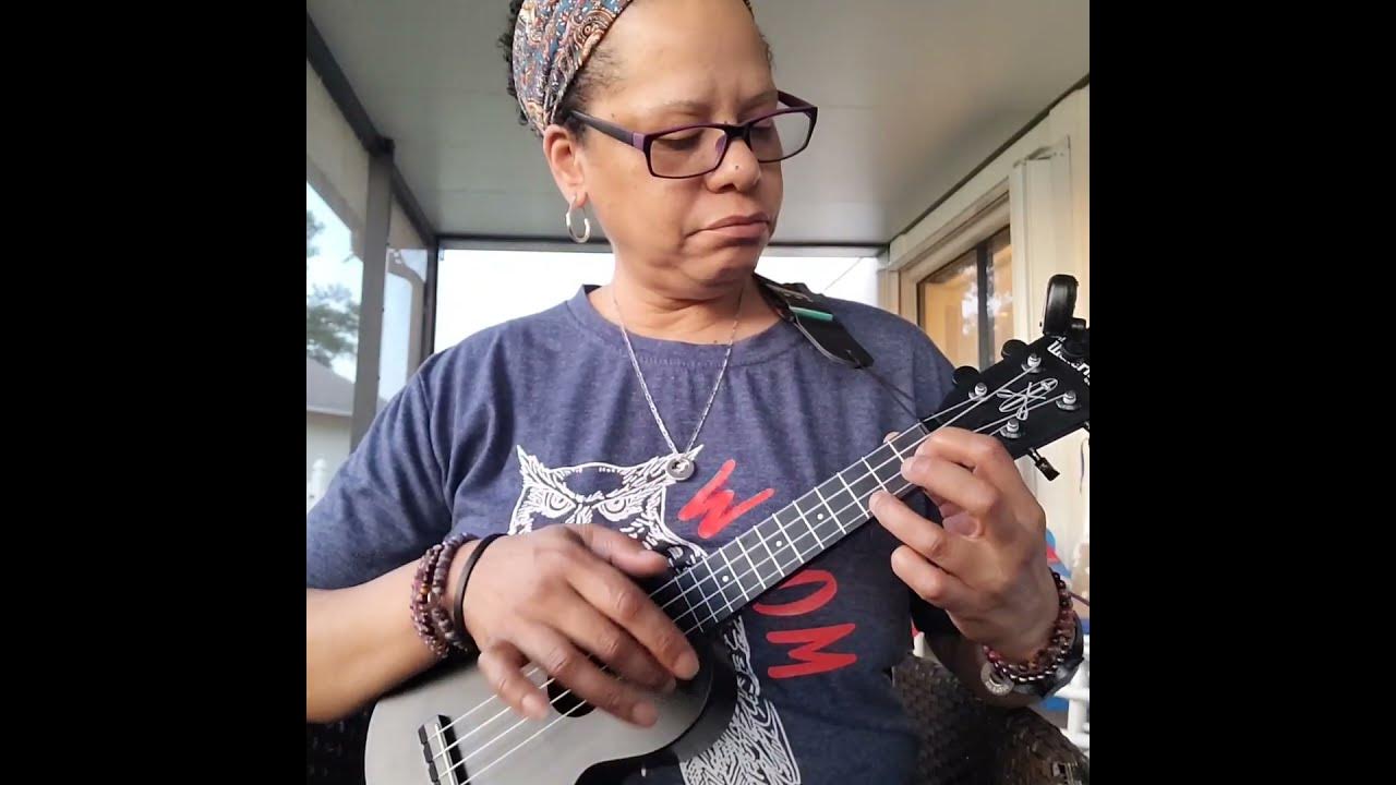 Soprano ukulele strum #ukulele #sopranoukulele - YouTube