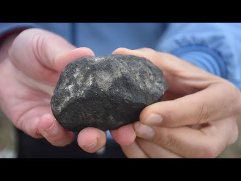 2 işçi buldukları gizemli taşın sırını çözmeye çalışıyor