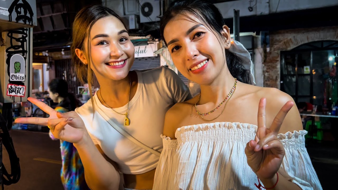 Ploy Sai visits FAMOUS Roti Lady ! Banana Pancake Roti Lady Bangkok Coffee - Thai Street Food ...