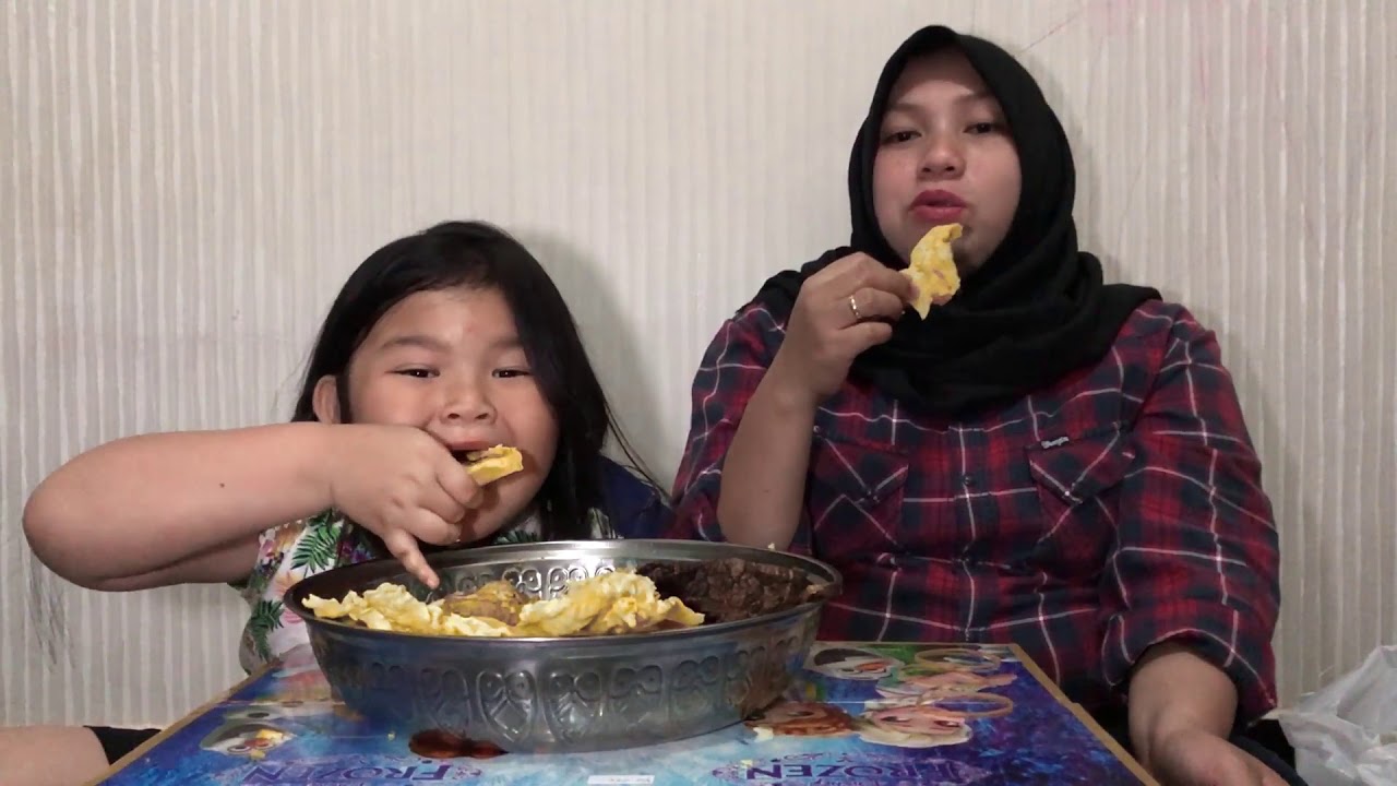 makan nasi padang sama mami aku - YouTube