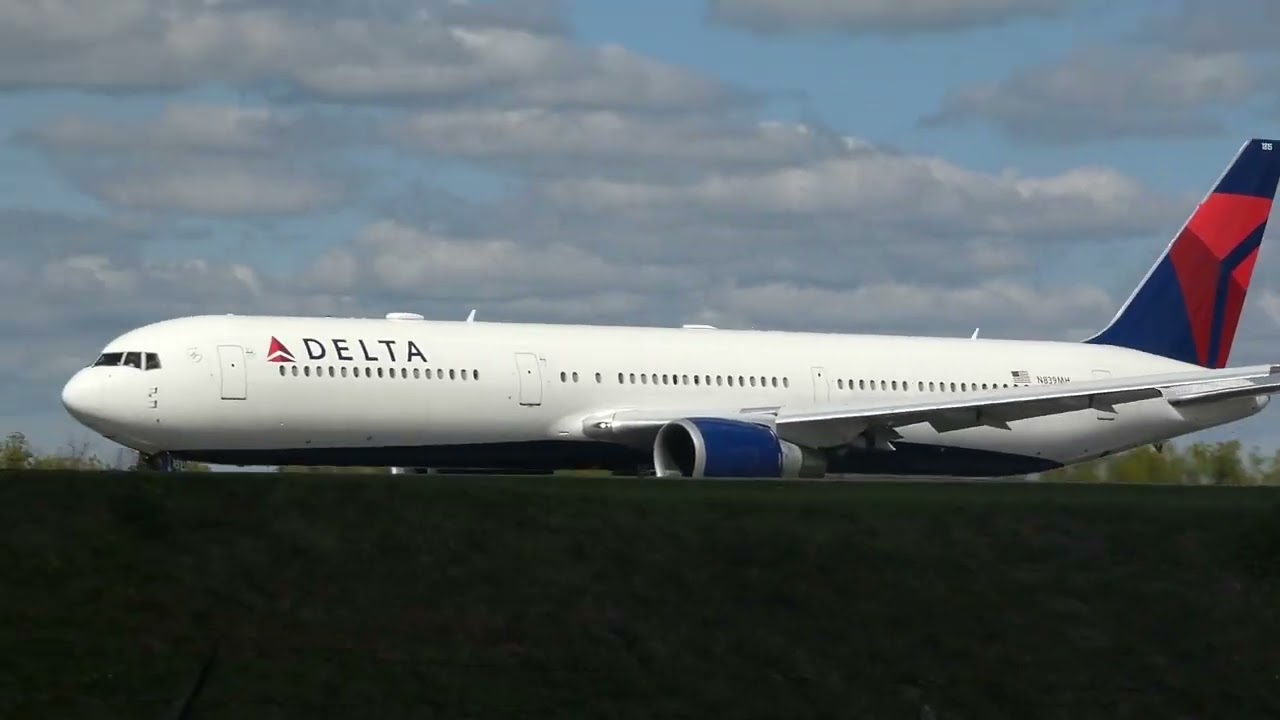 Delta 767-400 takeoff from KBUF - YouTube