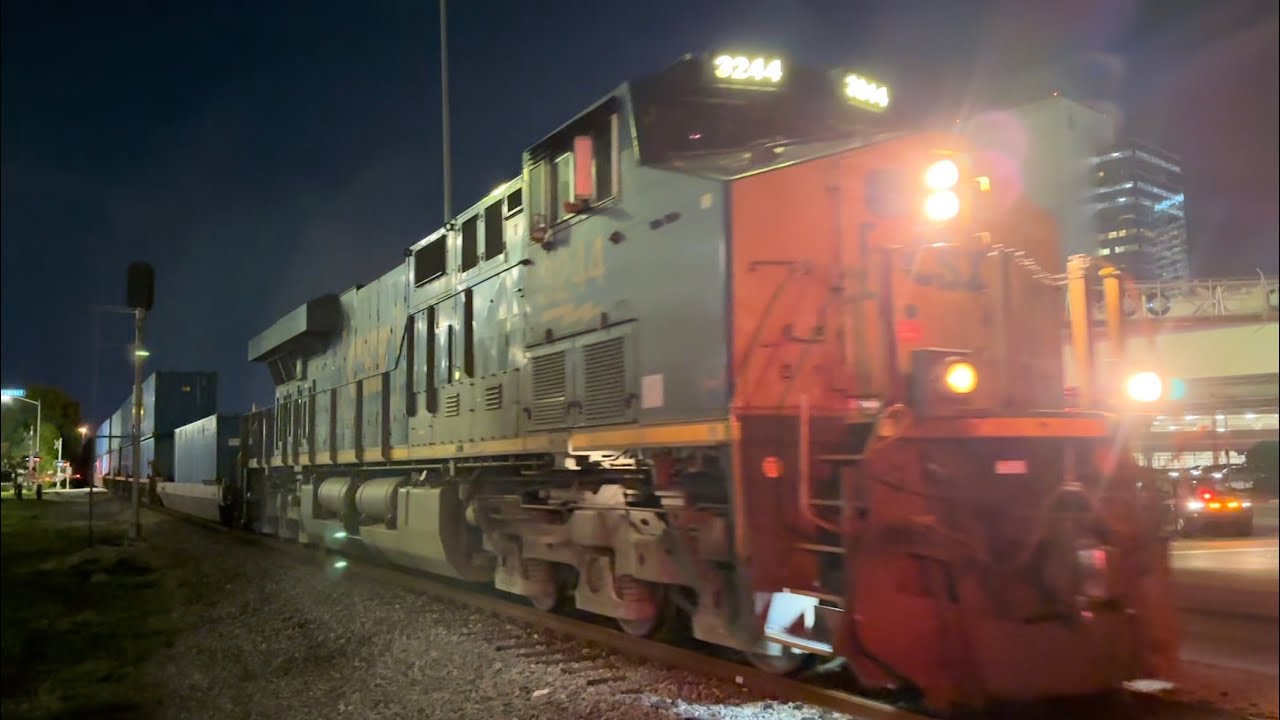 CSX ES44AC-H 3244 Leads Y201-13 SB Thru Downtown Jax - YouTube