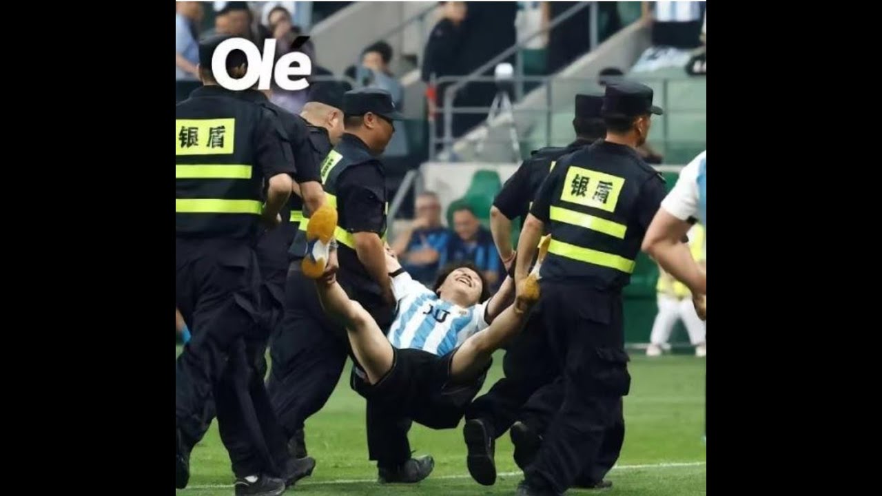 Chinese fan runs into field to hug Messi in Beijing game - YouTube