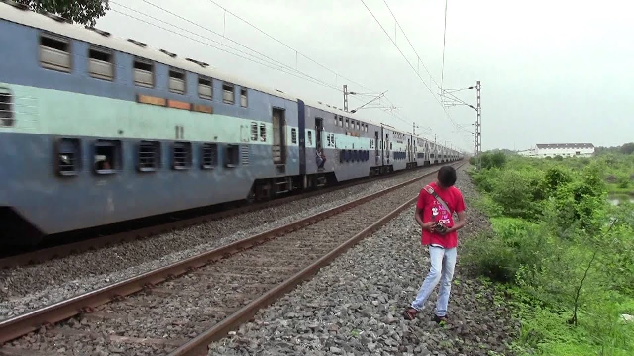 Flying Ranee Superfast Approaching Palghar - YouTube