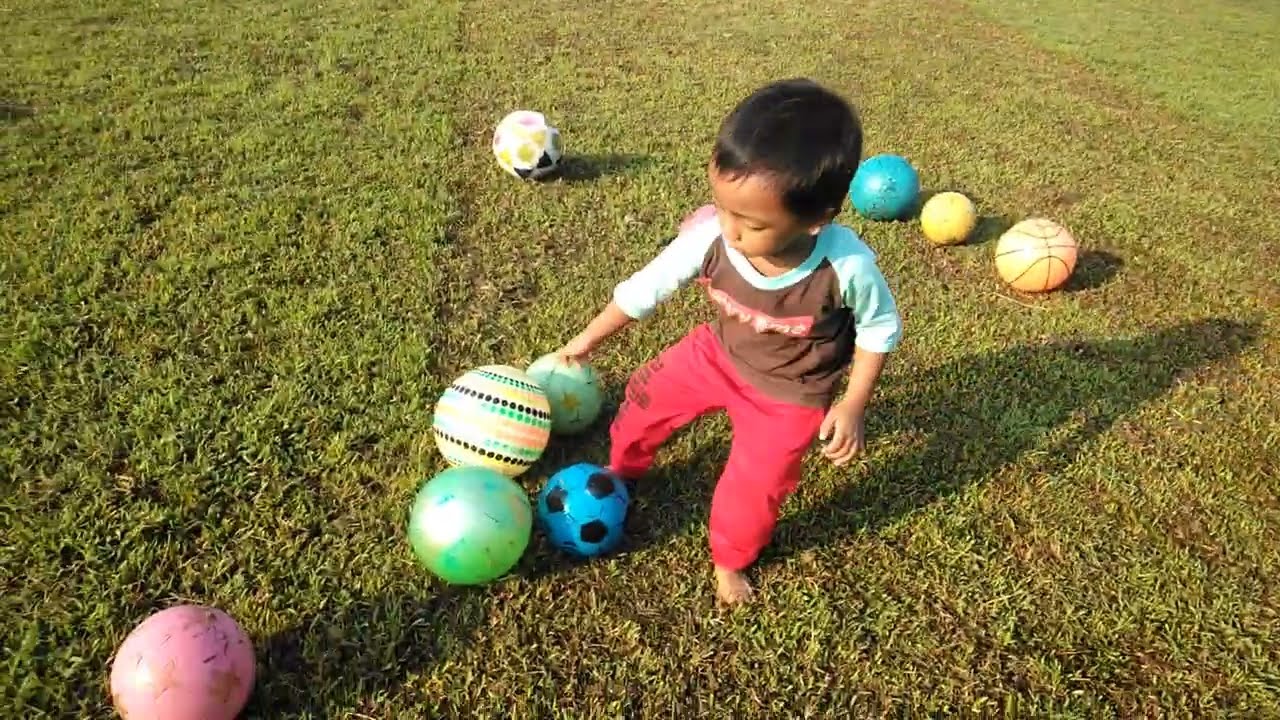 banyak bola mainan di lapangan - ada bola semangka - ada bola lucu ...