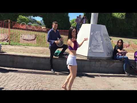 GÜZEL KIZDAN SOKAK ORTASINDA ORYANTAL DANS