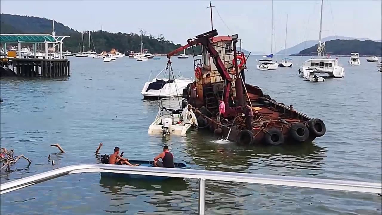Sunk Boat Recovery in Hong Kong in september 2018 - YouTube
