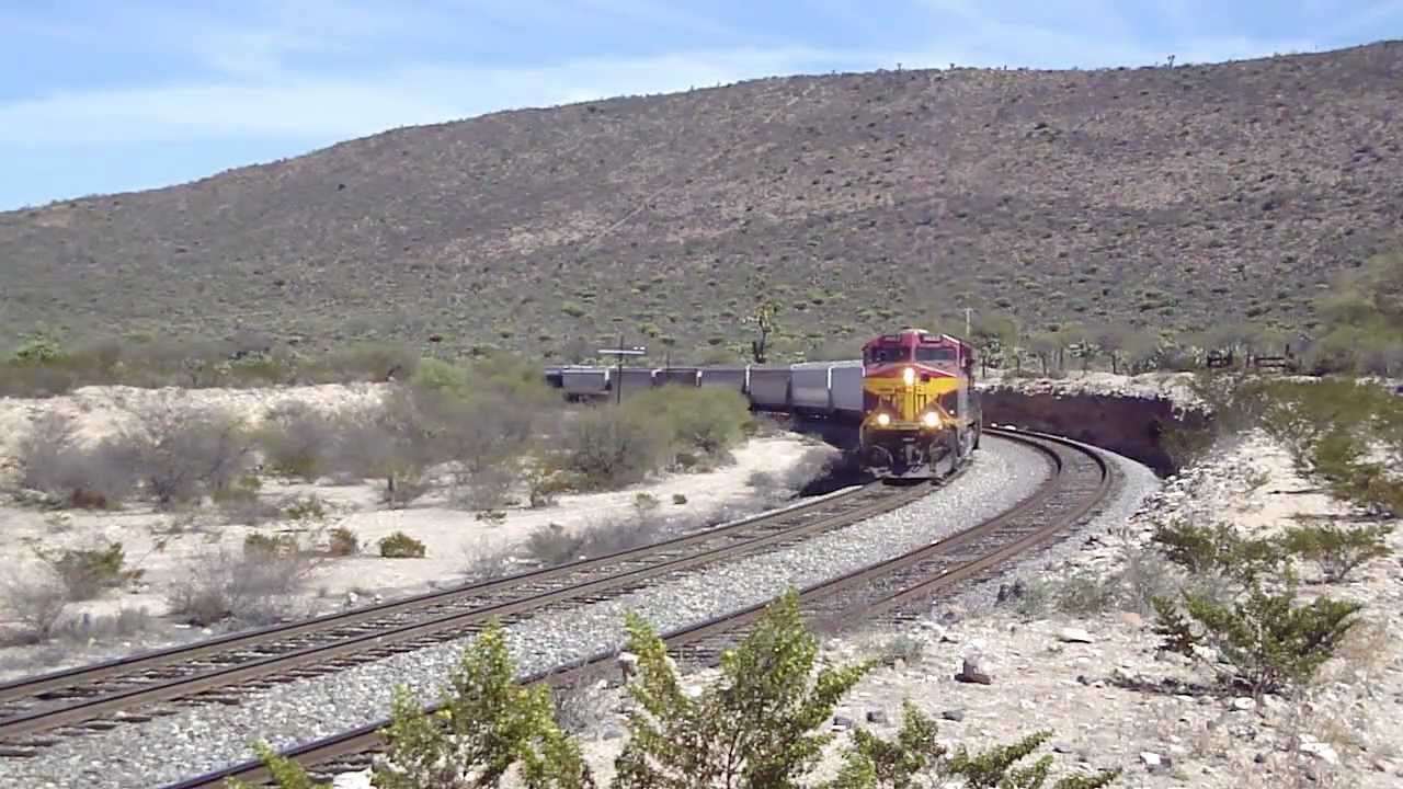 KCSM 4662 y 4657 con tren mixto. Auto-max de KCS 125 aniversario - YouTube
