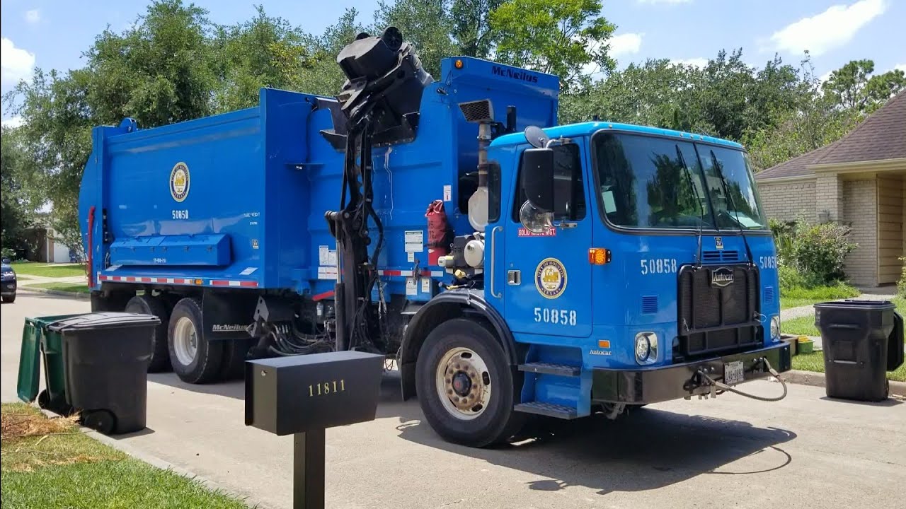 Autocar McNeilus autoreach 50858 - YouTube