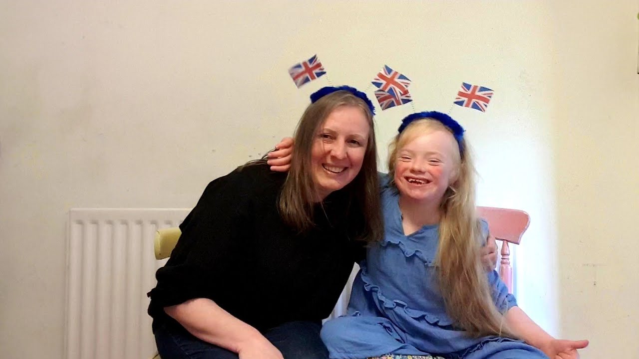 Makaton for - Crown / King / Coronation / Celebrate 👑🤴🇬🇧 - YouTube