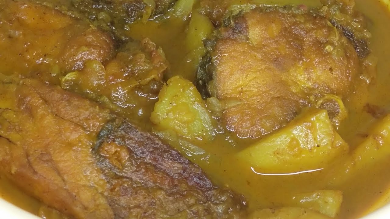 katla macher jhol# katla 🐟 curry with potato # bengali katla fish - YouTube