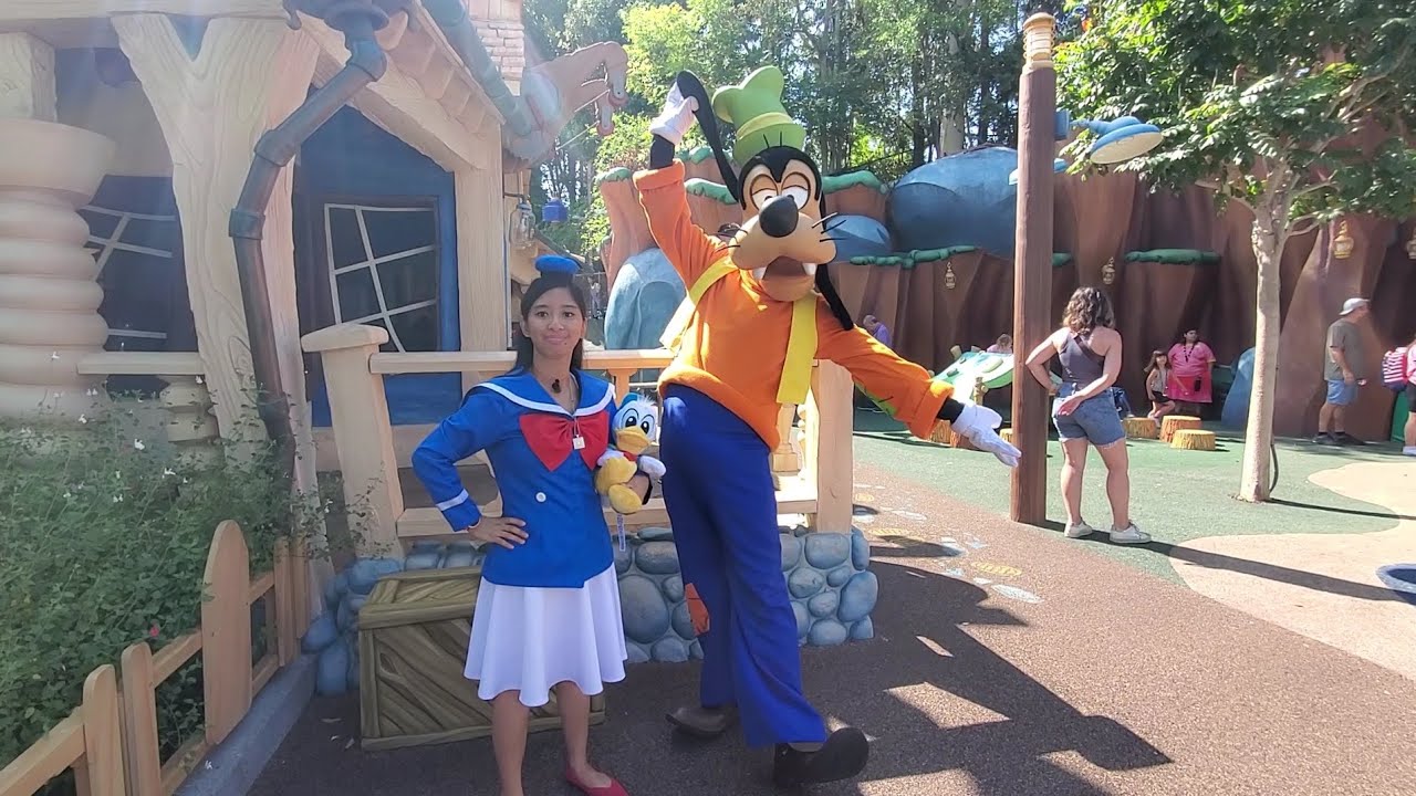 I showed Goofy my Disneybounding Donald Duck outfit get up - YouTube