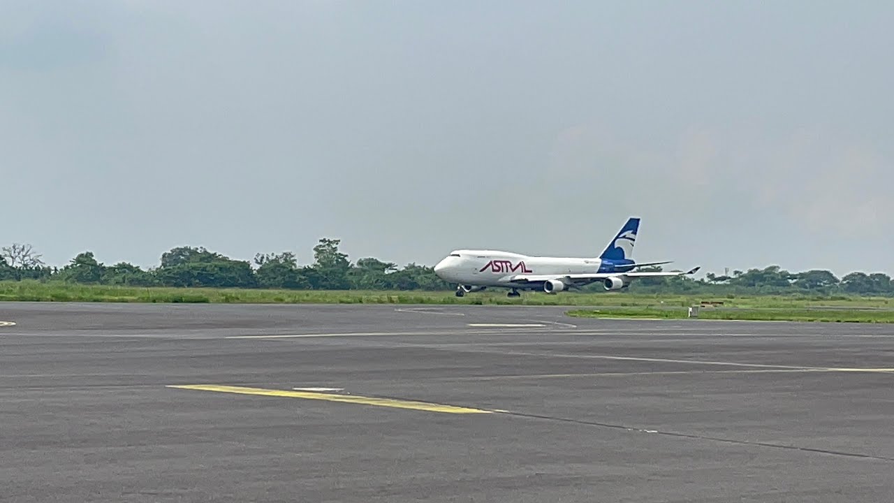 AMAZING planes spotted taking off and landing at Douala airport - YouTube