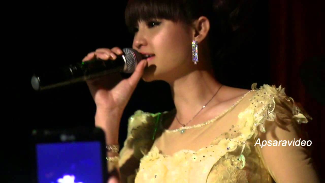 Sokun Nisa singing Khmer classic "Dai Samot Trapeang Roong" at concert ...