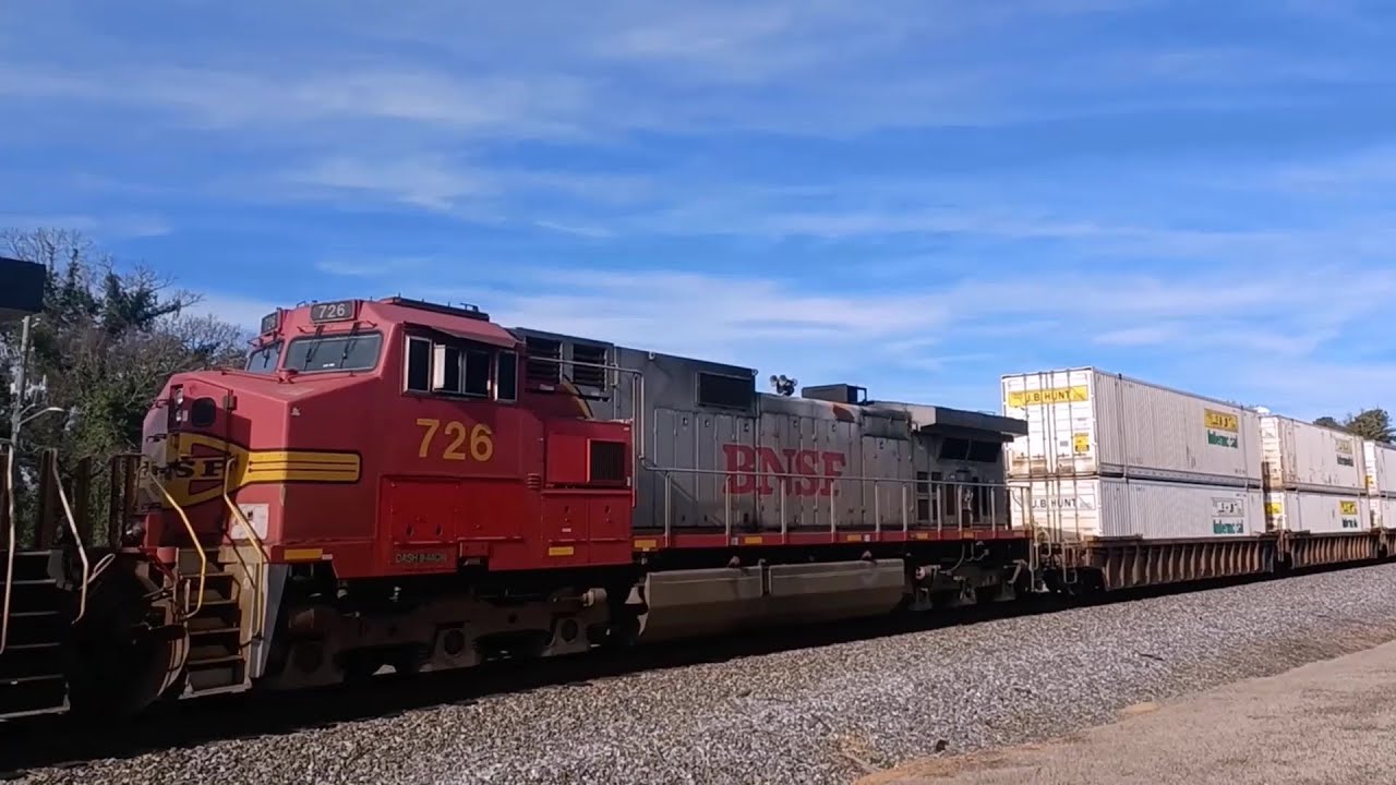 Beastly Surprise BNSF "bonnet #726" trailing NS #4072 / BNSF #7589 & #7109 All NS #283 Leaders ...