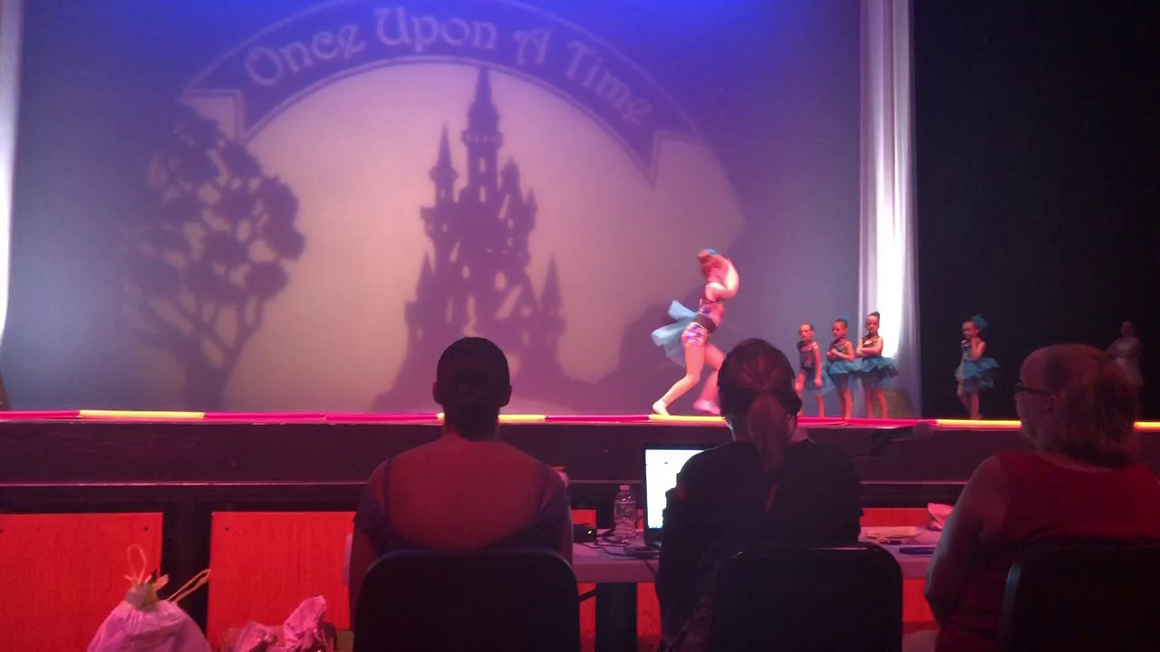 Recital 2019 - Acro - YouTube