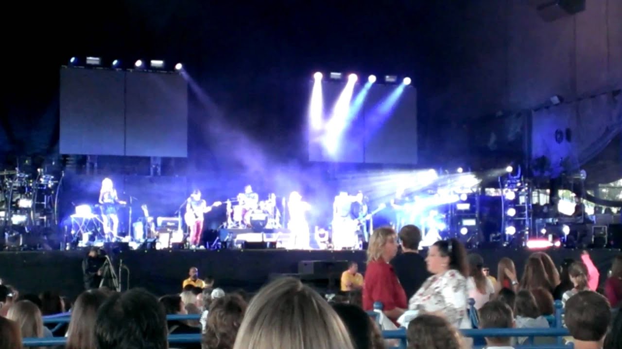 Victoria Justice - LIVE - You're the Reason Why - YouTube